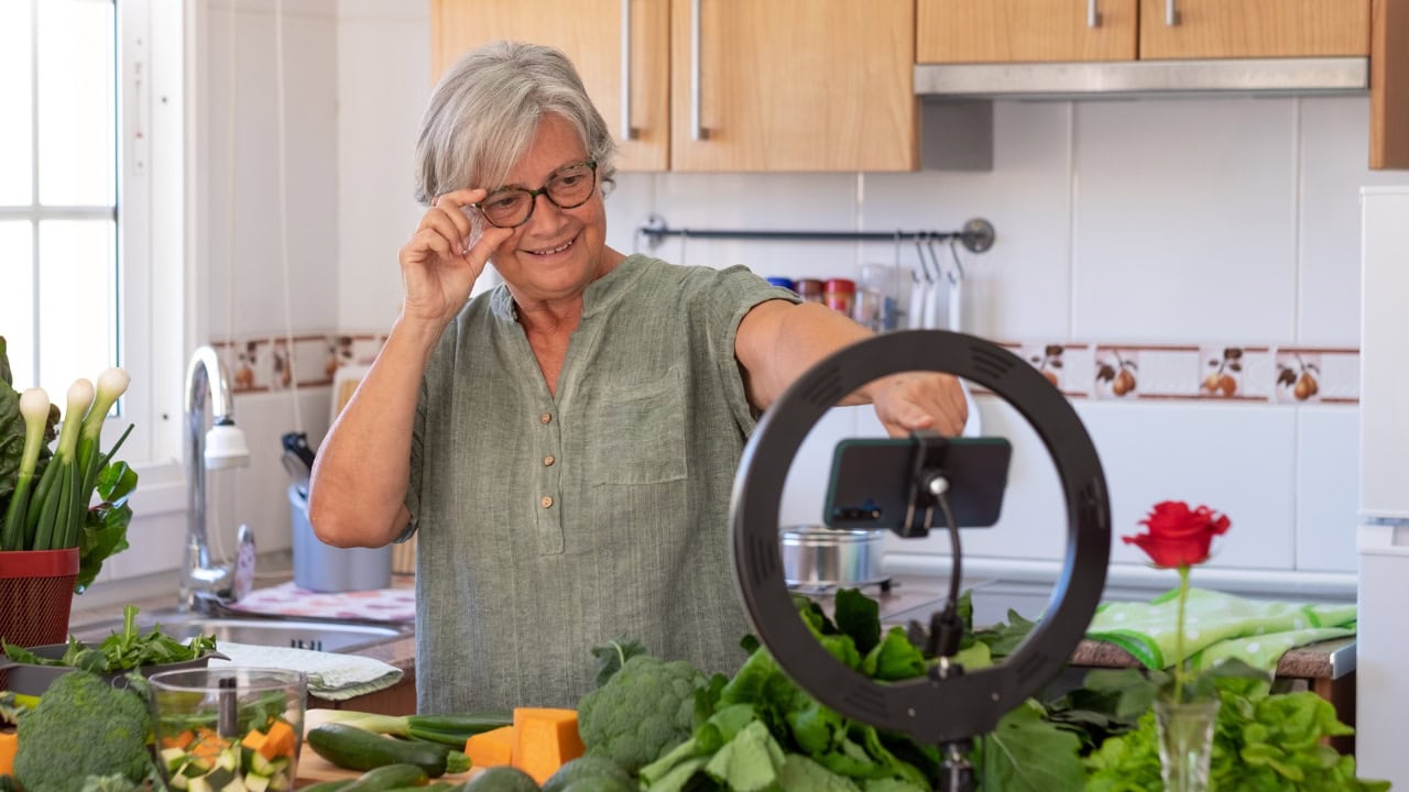 10 low-effort ways older people actually earn income right now - Chic n ...